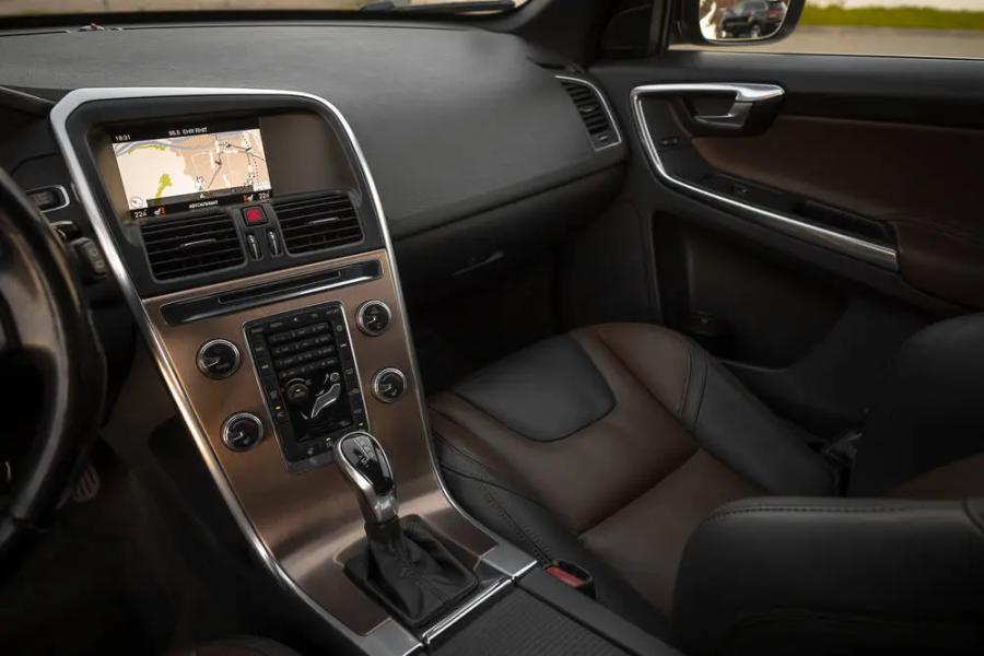 Brūns Volvo XC60 2014 Jelgava, ar dzinēja tilpumu 2.00 L un nobraukumu 190 tūkst. km par 13450 €, foto 13 vietnē AUTOMOTO.COM.LV