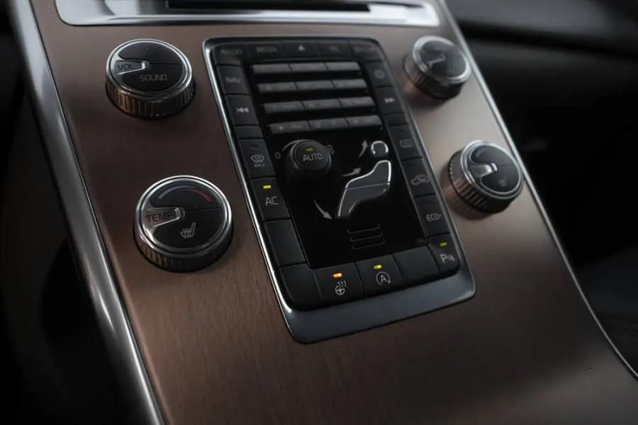 Brūns Volvo XC60 2014 Jelgava, ar dzinēja tilpumu 2.00 L un nobraukumu 190 tūkst. km par 13450 €, foto 14 vietnē AUTOMOTO.COM.LV
