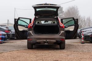 Brown Volvo XC60 2014 in Riga, with an engine capacity of 2.40 L and mileage of 298 thousand km for 10995 €, photo 7 on AUTOMOTO.COM.LV