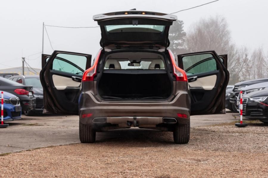 Brown Volvo XC60 2014 in Riga, with an engine capacity of 2.40 L and mileage of 298 thousand km for 10995 €, photo 7 on AUTOMOTO.COM.LV