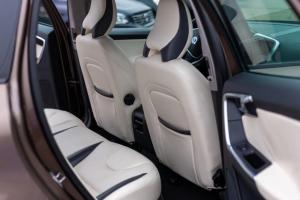 Brown Volvo XC60 2014 in Riga, with an engine capacity of 2.40 L and mileage of 298 thousand km for 10995 €, photo 10 on AUTOMOTO.COM.LV