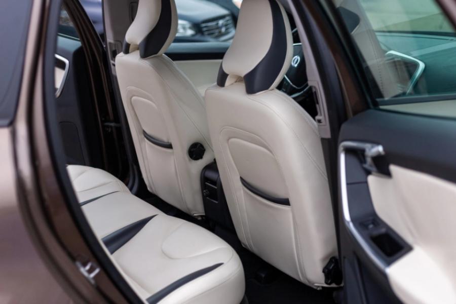 Brown Volvo XC60 2014 in Riga, with an engine capacity of 2.40 L and mileage of 298 thousand km for 10995 €, photo 10 on AUTOMOTO.COM.LV