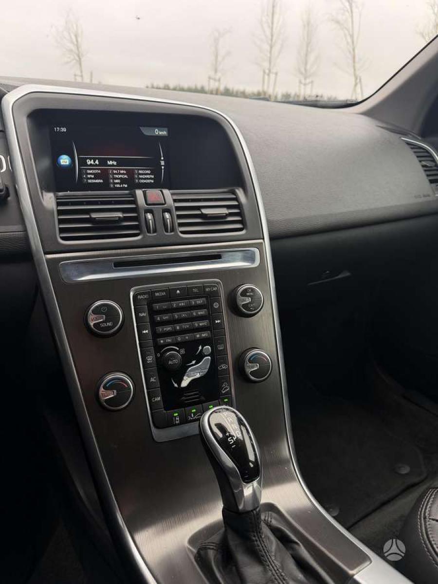 Brown Volvo XC60 2014 in Vilnius, with an engine capacity of 2.40 L and mileage of 287 thousand km for 11500 €, photo 19 on AUTOMOTO.COM.LV