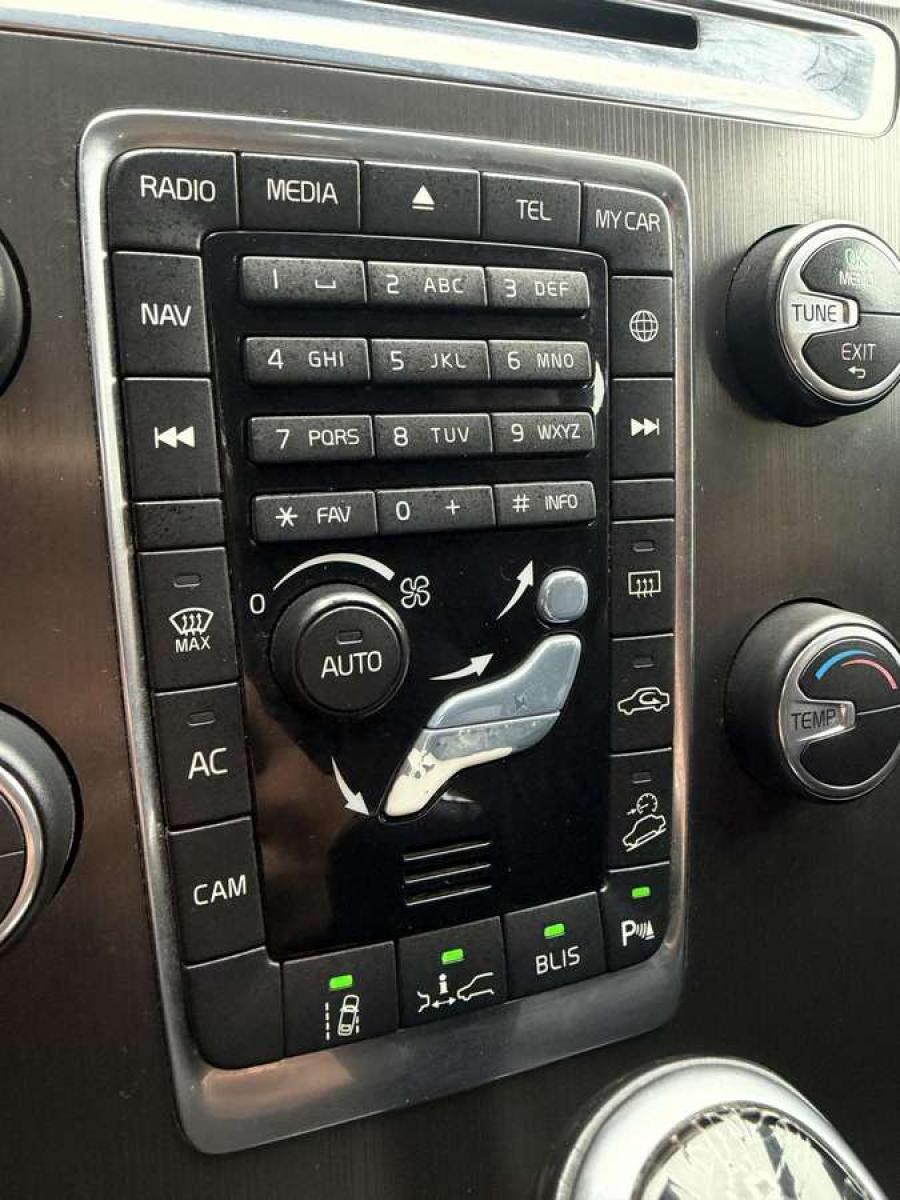Brown Volvo XC60 2014 in Vilnius, with an engine capacity of 2.40 L and mileage of 287 thousand km for 11500 €, photo 22 on AUTOMOTO.COM.LV