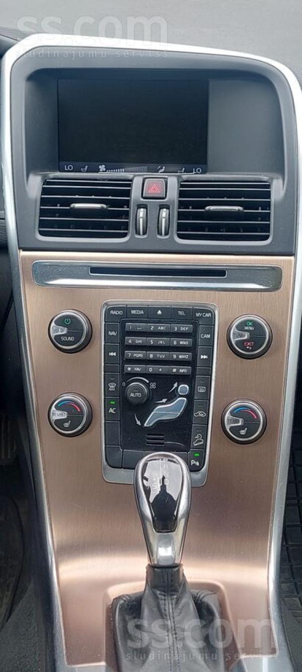 Brown Volvo XC60 2014 in Saldus, with an engine capacity of 2.40 L and mileage of 0 thousand km for 10500 €, photo 7 on AUTOMOTO.COM.LV
