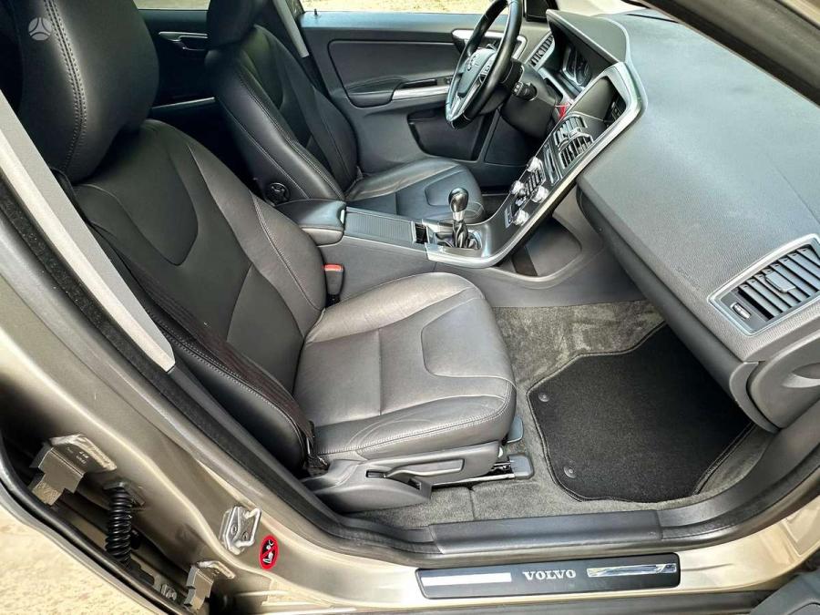 Brūns Volvo XC60 2014 Šauļi, ar dzinēja tilpumu 1.98 L un nobraukumu 230 tūkst. km par 10150 €, foto 20 vietnē AUTOMOTO.COM.LV