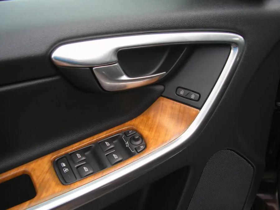 Brown Volvo XC60 2014 in Sigulda, with an engine capacity of 2.40 L and mileage of 140 thousand km for 14950 €, photo 19 on AUTOMOTO.COM.LV
