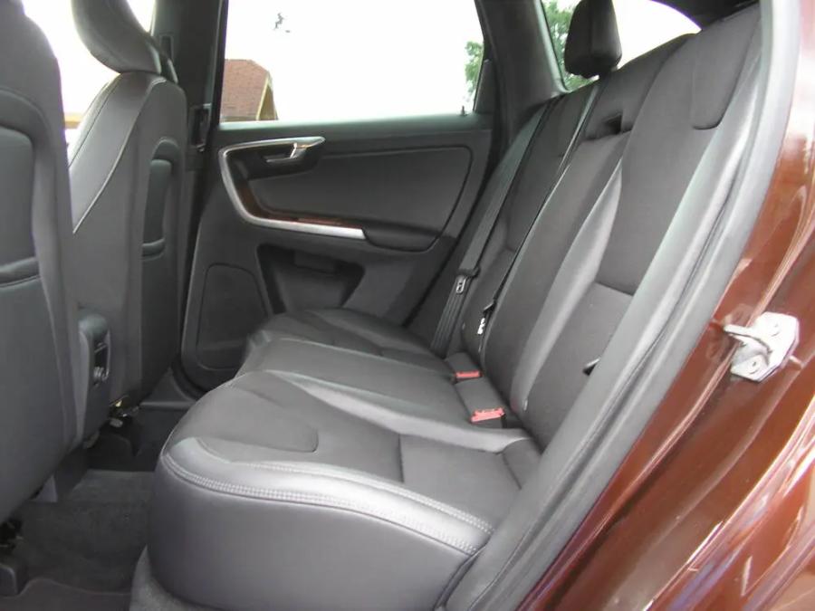 Brown Volvo XC60 2014 in Sigulda, with an engine capacity of 2.40 L and mileage of 140 thousand km for 14950 €, photo 21 on AUTOMOTO.COM.LV