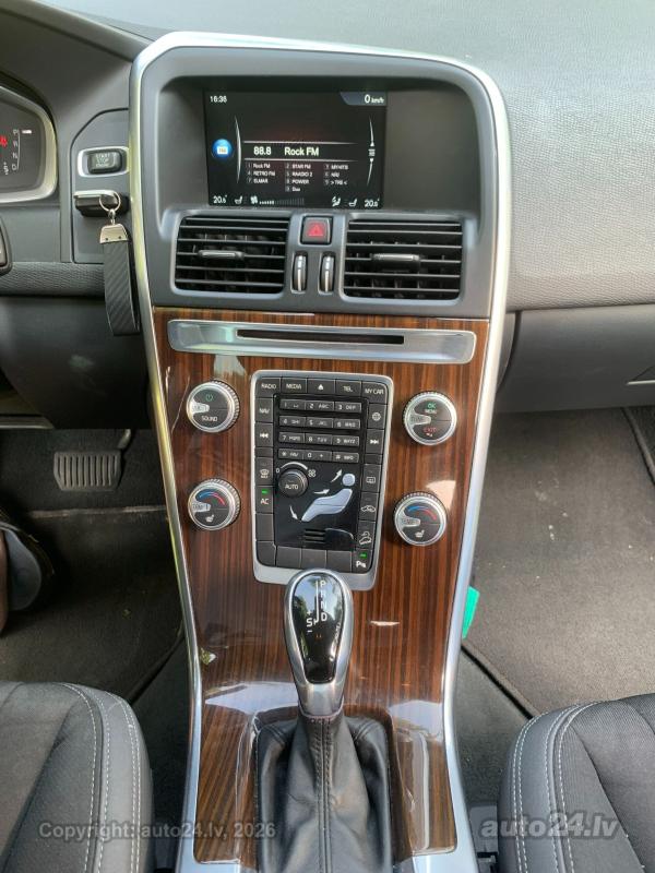 Brown Volvo XC60 2014 in Tallinn, with an engine capacity of 2.40 L and mileage of 242 thousand km for 9900 €, photo 5 on AUTOMOTO.COM.LV