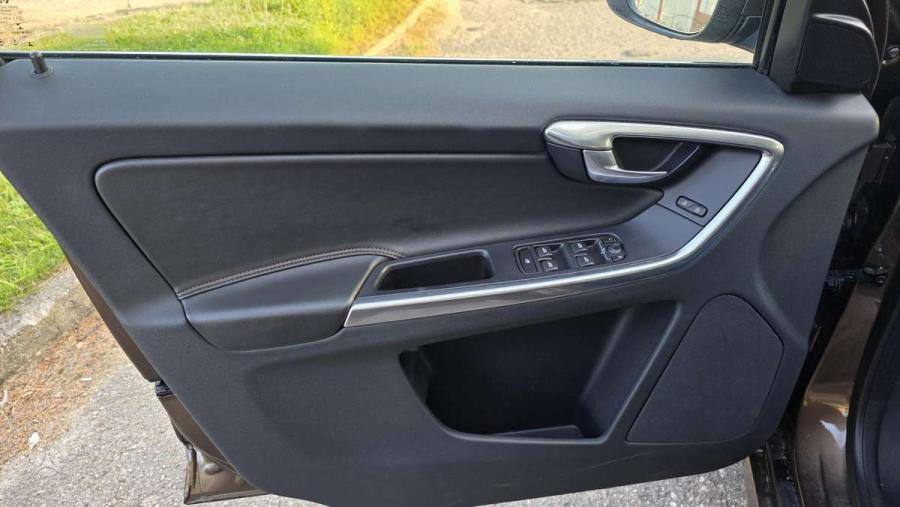 Brūns Volvo XC60 2014 Šauļi, ar dzinēja tilpumu 2.40 L un nobraukumu 255 tūkst. km par 12650 €, foto 34 vietnē AUTOMOTO.COM.LV