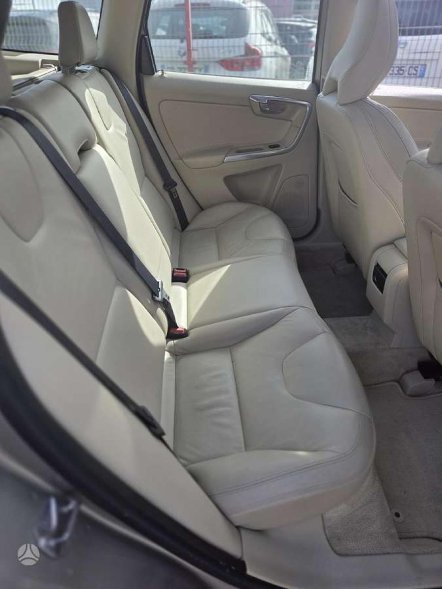 Brown Volvo XC60 2014 in Taurage, with an engine capacity of 2.00 L and mileage of 280 thousand km for 5950 €, photo 8 on AUTOMOTO.COM.LV