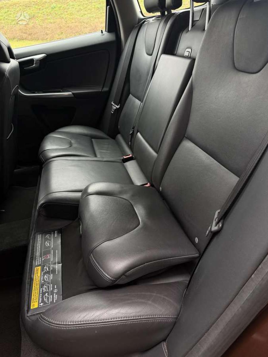 Brūns Volvo XC60 2014 Viļņa, ar dzinēja tilpumu 2.40 L un nobraukumu 300 tūkst. km par 10700 €, foto 14 vietnē AUTOMOTO.COM.LV