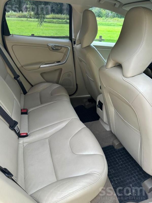 Volvo XC60 2014 in Valmiera on AUTOMOTO.COM.LV Brown Volvo XC60 2014 in Valmiera, with an engine capacity of 2.40 L and mileage of 210 thousand km for 9700 €, photo 7 on AUTOMOTO.COM.LV