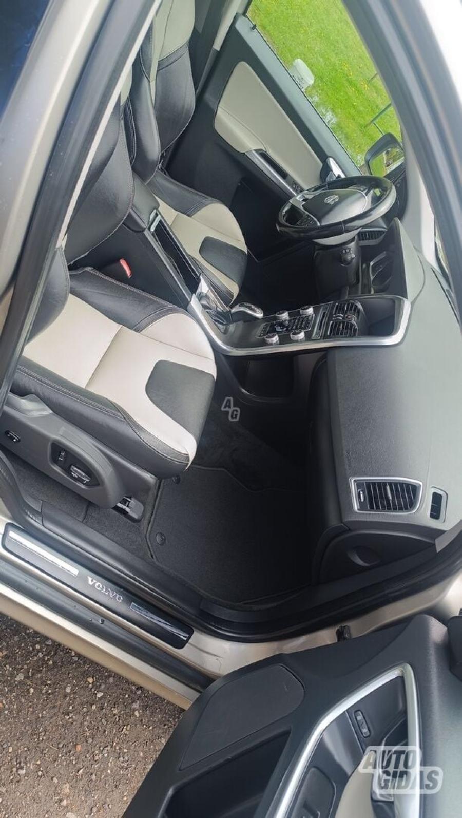 Brown Volvo XC60 2015 in Alytus, with an engine capacity of 2.00 L and mileage of 303 thousand km for 10499 €, photo 7 on AUTOMOTO.COM.LV