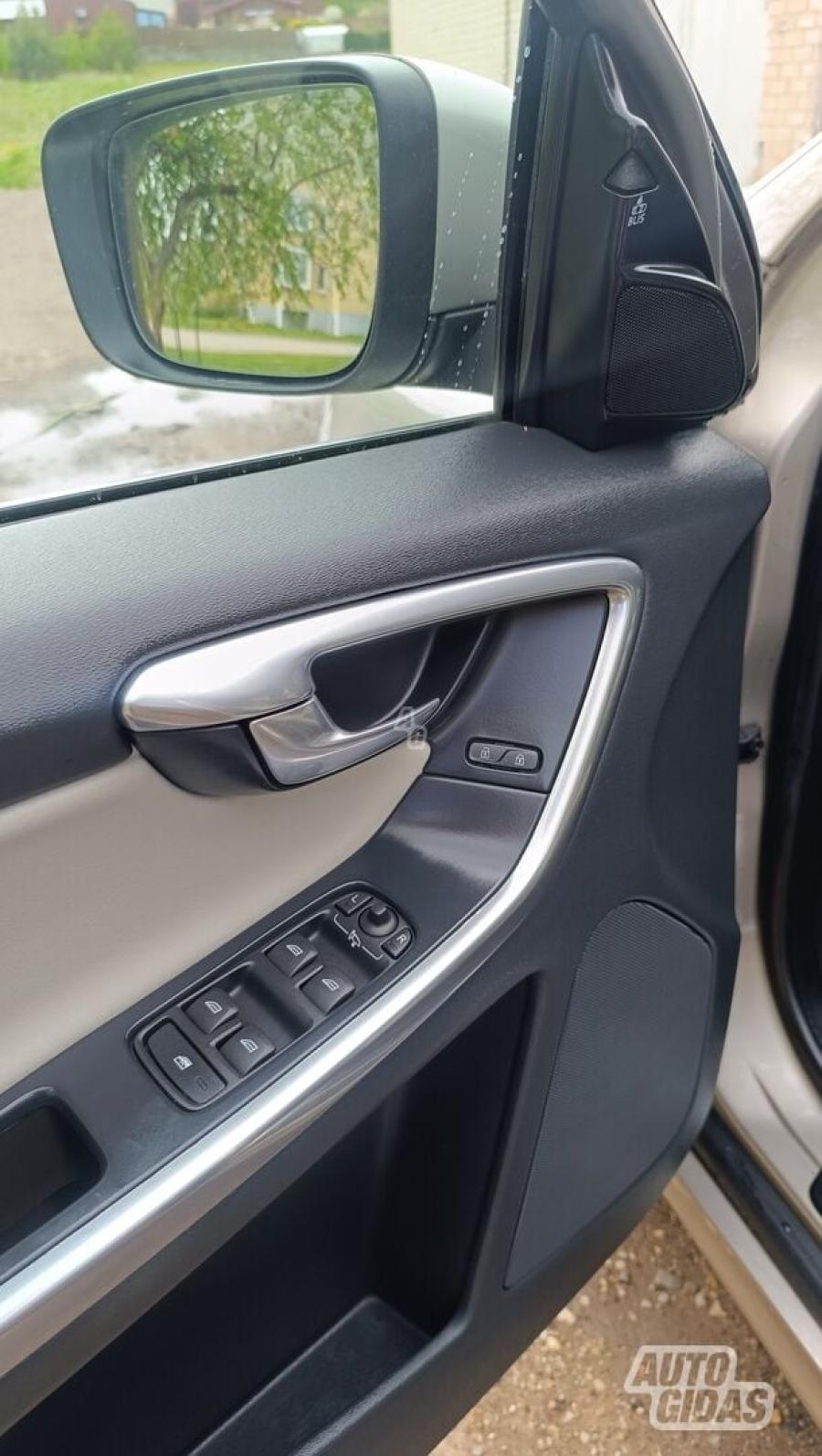 Brown Volvo XC60 2015 in Alytus, with an engine capacity of 2.00 L and mileage of 303 thousand km for 10499 €, photo 16 on AUTOMOTO.COM.LV