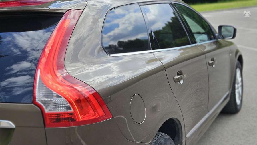 Brūns Volvo XC60 2015 Elektrėnai, ar dzinēja tilpumu 2.40 L un nobraukumu 232 tūkst. km par 15300 €, foto 9 vietnē AUTOMOTO.COM.LV