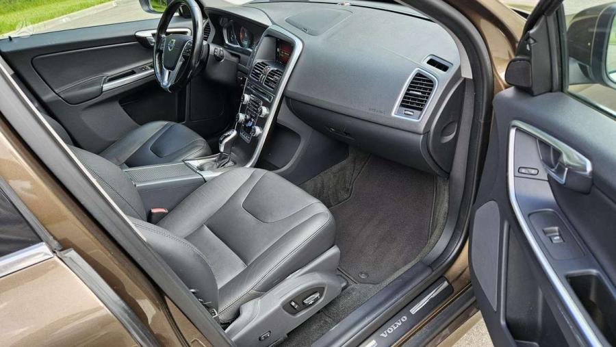 Brūns Volvo XC60 2015 Elektrėnai, ar dzinēja tilpumu 2.40 L un nobraukumu 232 tūkst. km par 15300 €, foto 18 vietnē AUTOMOTO.COM.LV