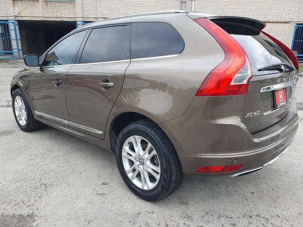 Brown Volvo XC60 2015 in Siauliai, with an engine capacity of 1.97 L and mileage of 245 thousand km for 6555 €, photo 9 on AUTOMOTO.COM.LV