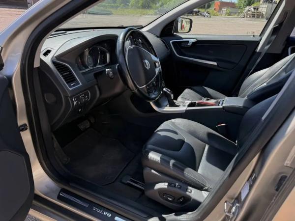 Brown Volvo XC60 2015 in Tukums, with an engine capacity of 2.40 L and mileage of 209 thousand km for 13900 €, photo 4 on AUTOMOTO.COM.LV