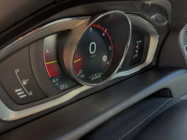Brown Volvo XC60 2015 in Tukums, with an engine capacity of 2.40 L and mileage of 209 thousand km for 13900 €, photo 5 on AUTOMOTO.COM.LV