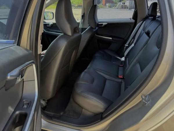 Brown Volvo XC60 2015 in Tukums, with an engine capacity of 2.40 L and mileage of 209 thousand km for 13900 €, photo 6 on AUTOMOTO.COM.LV