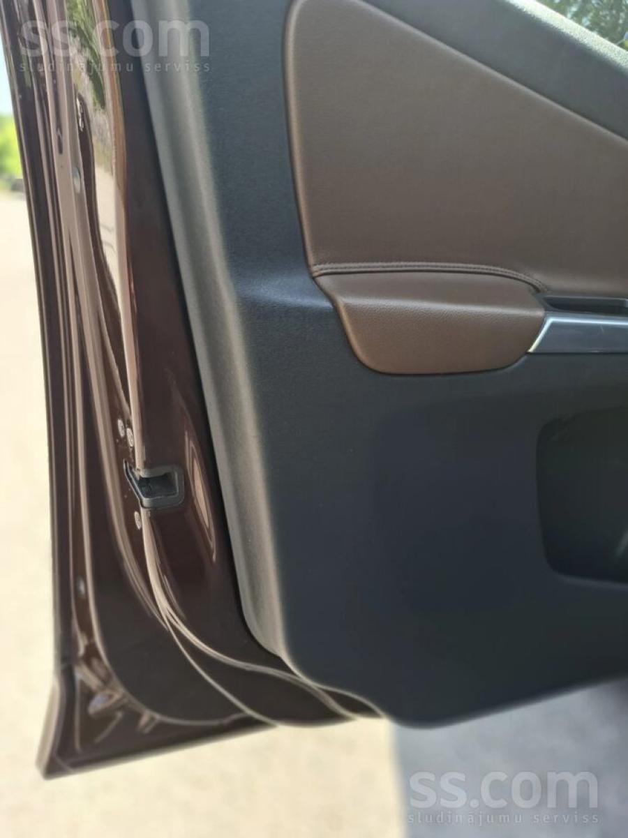 Brown Volvo XC60 2015 in Talsi, with an engine capacity of 2.00 L and mileage of 258 thousand km for 9000 €, photo 6 on AUTOMOTO.COM.LV