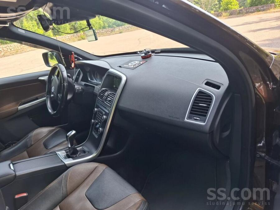 Brown Volvo XC60 2015 in Talsi, with an engine capacity of 2.00 L and mileage of 258 thousand km for 9000 €, photo 11 on AUTOMOTO.COM.LV