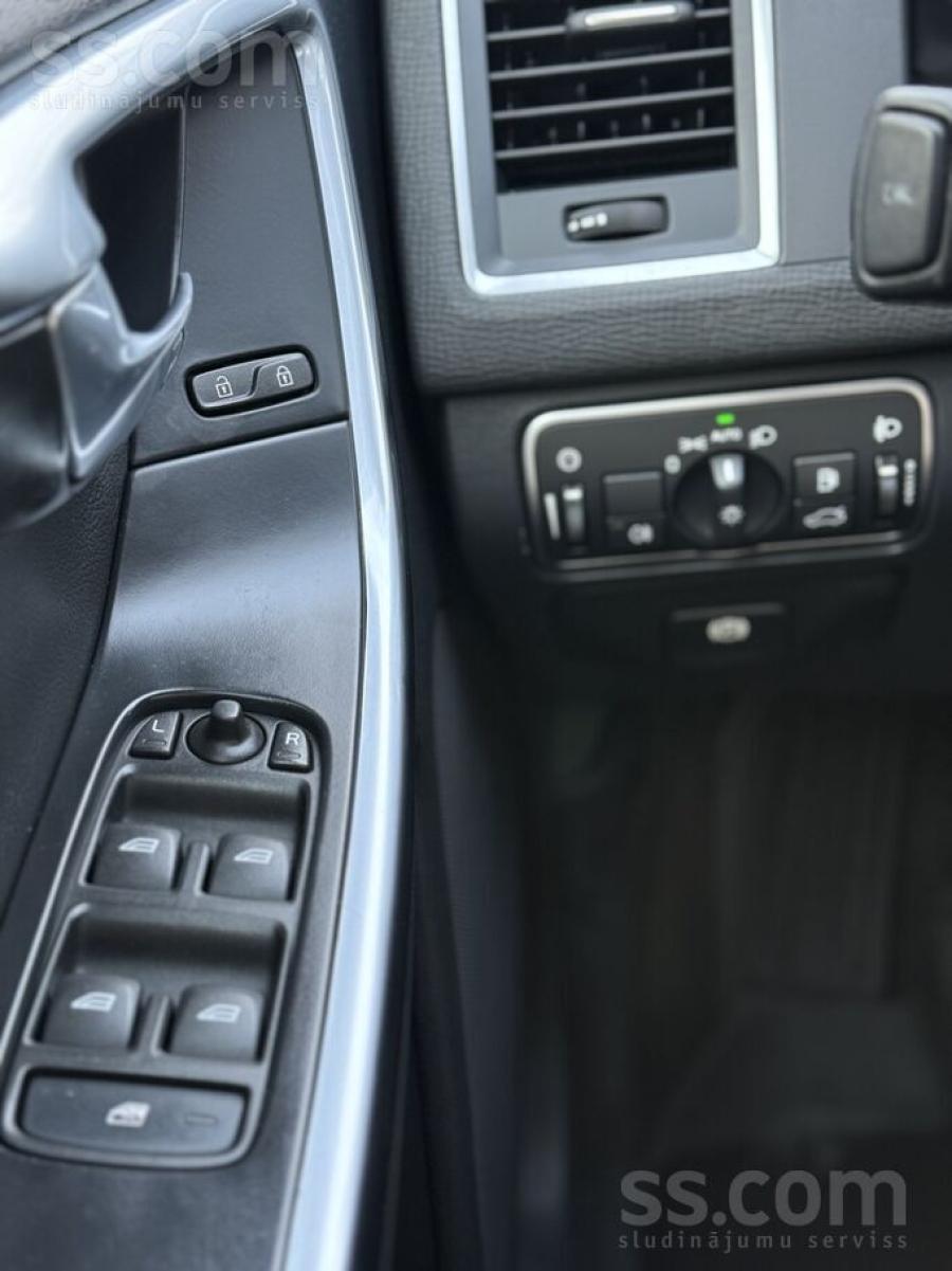 Brown Volvo XC60 2015 in Riga, with an engine capacity of 2.00 L and mileage of 0 thousand km for 9150 €, photo 12 on AUTOMOTO.COM.LV