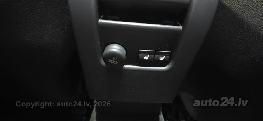Brown Volvo XC60 2015 in Tallinn, with an engine capacity of 2.40 L and mileage of 174 thousand km for 17500 €, photo 8 on AUTOMOTO.COM.LV