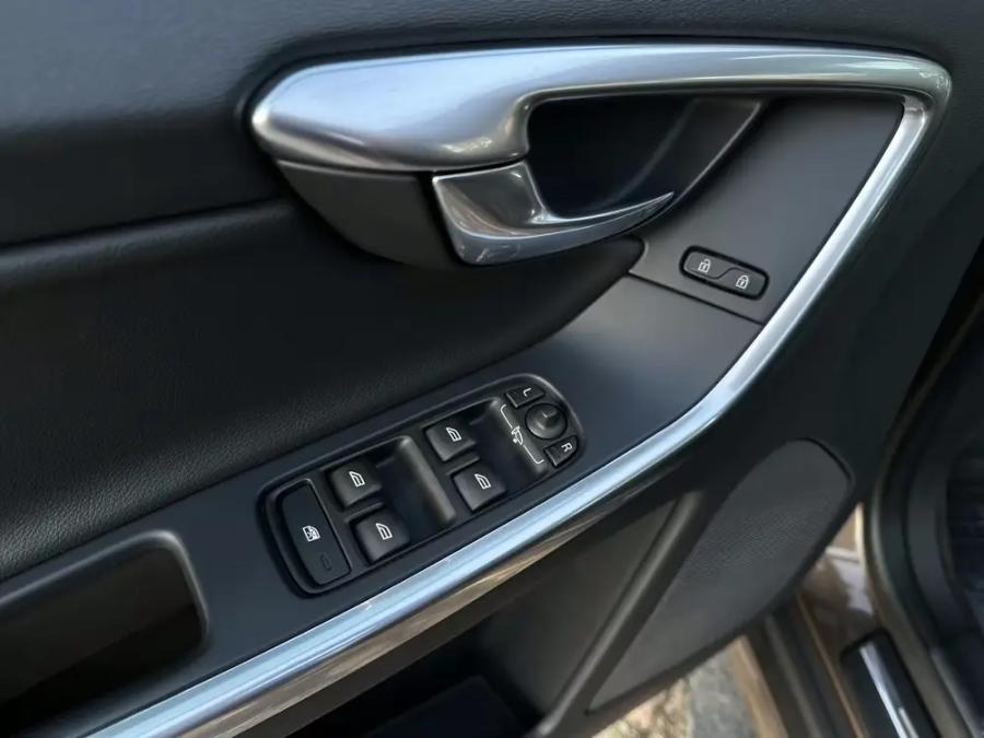 Brūns Volvo XC60 2016 Rīga, ar dzinēja tilpumu 2.40 L un nobraukumu 156 tūkst. km par 14500 €, foto 12 vietnē AUTOMOTO.COM.LV