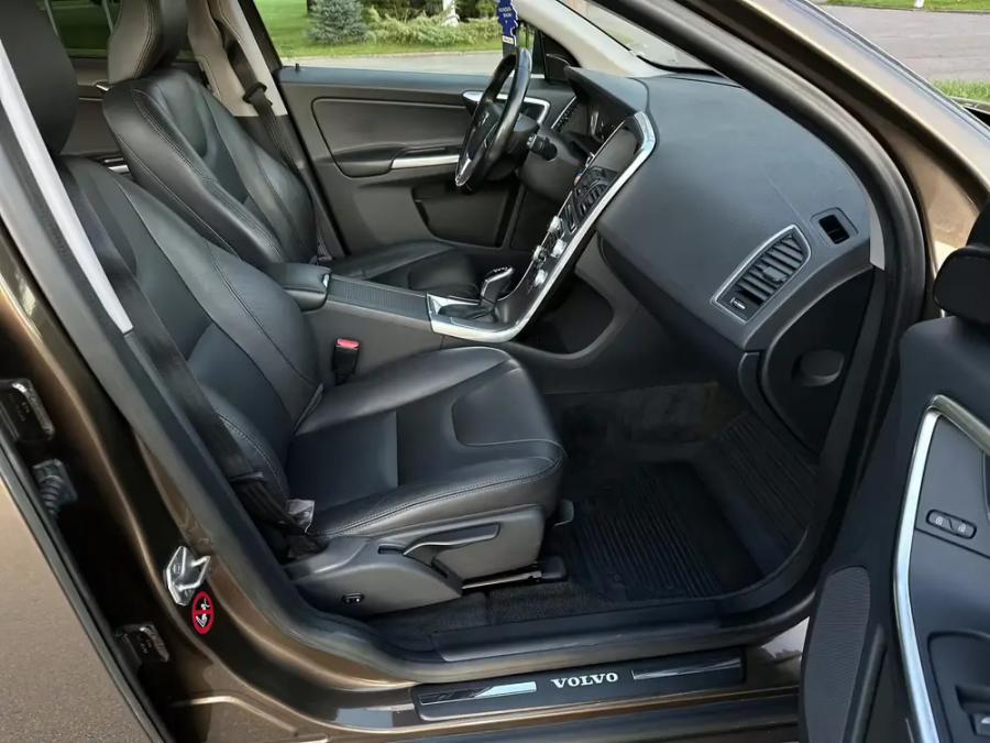 Brūns Volvo XC60 2016 Rīga, ar dzinēja tilpumu 2.40 L un nobraukumu 156 tūkst. km par 14500 €, foto 22 vietnē AUTOMOTO.COM.LV