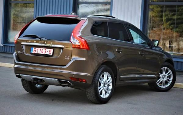 Brown Volvo XC60 2016 in Riga, with an engine capacity of 2.40 L and mileage of 239 thousand km for 7000 €, photo 7 on AUTOMOTO.COM.LV