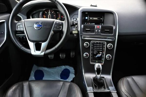 Brown Volvo XC60 2016 in Riga, with an engine capacity of 2.40 L and mileage of 239 thousand km for 7000 €, photo 9 on AUTOMOTO.COM.LV