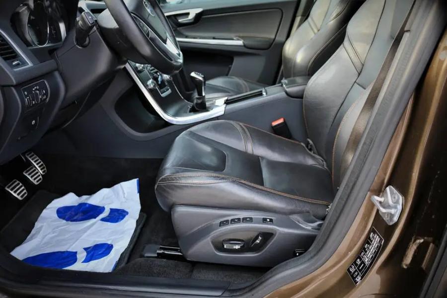 Brown Volvo XC60 2016 in Riga, with an engine capacity of 2.40 L and mileage of 239 thousand km for 7000 €, photo 11 on AUTOMOTO.COM.LV