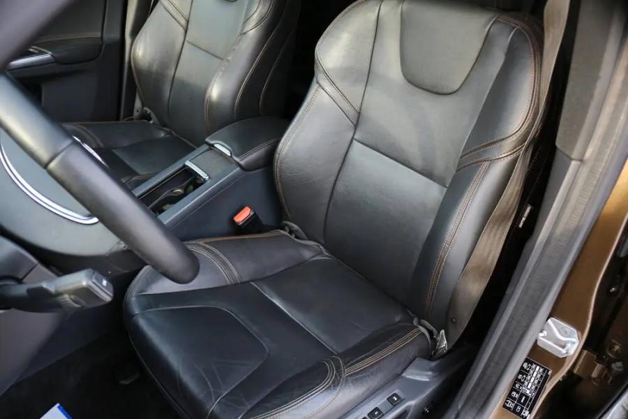 Brown Volvo XC60 2016 in Riga, with an engine capacity of 2.40 L and mileage of 239 thousand km for 7000 €, photo 12 on AUTOMOTO.COM.LV
