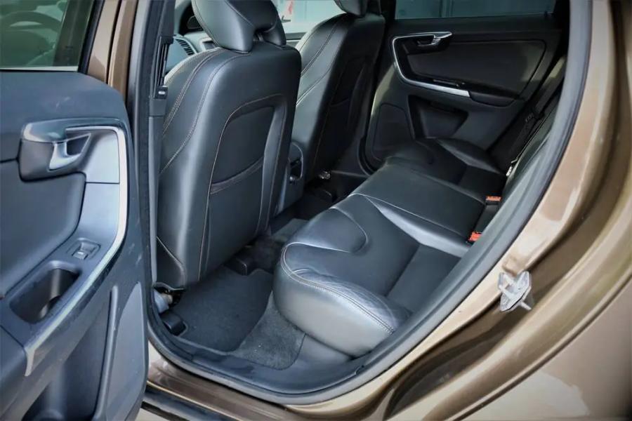 Brown Volvo XC60 2016 in Riga, with an engine capacity of 2.40 L and mileage of 239 thousand km for 7000 €, photo 13 on AUTOMOTO.COM.LV