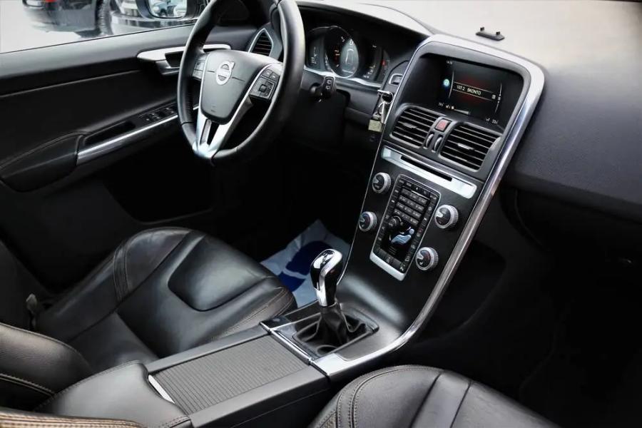 Brown Volvo XC60 2016 in Riga, with an engine capacity of 2.40 L and mileage of 239 thousand km for 7000 €, photo 16 on AUTOMOTO.COM.LV