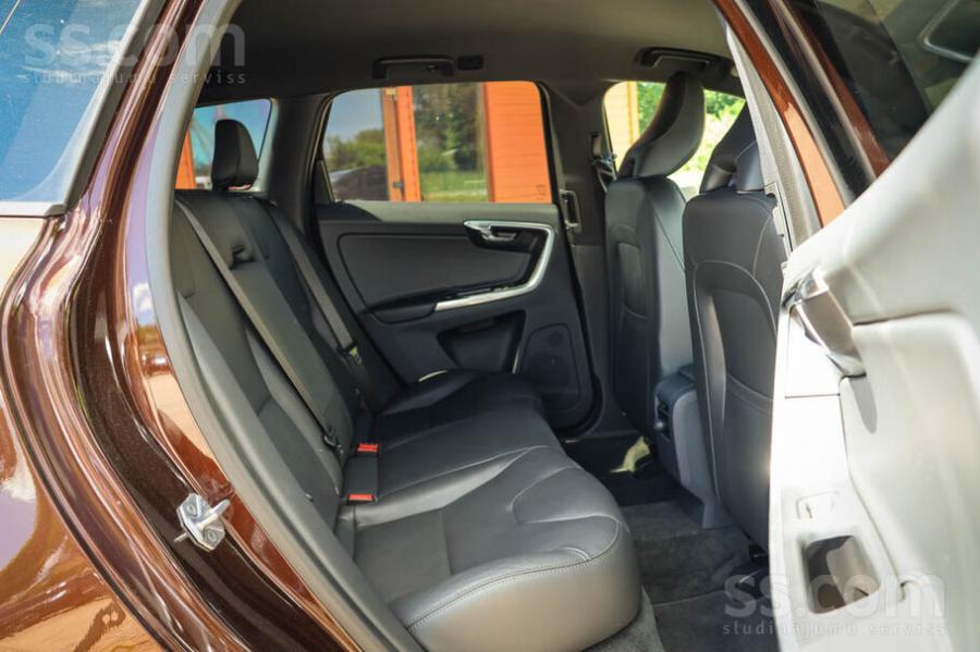 Brown Volvo XC60 2016 in Tukums, with an engine capacity of 2.00 L and mileage of 243 thousand km for 12990 €, photo 10 on AUTOMOTO.COM.LV