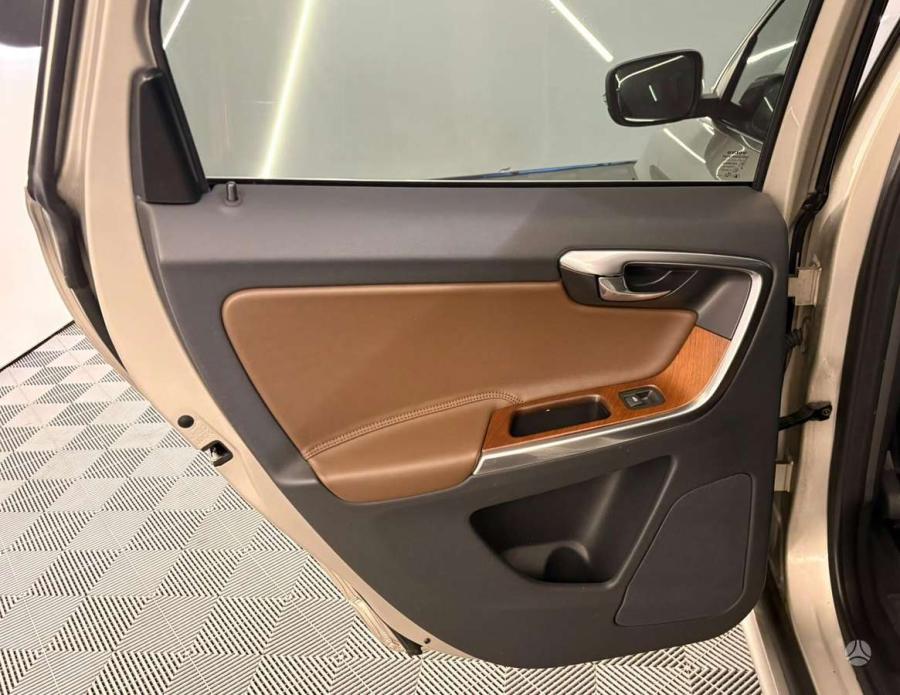 Brūns Volvo XC60 2016 Marijampole, ar dzinēja tilpumu 2.40 L un nobraukumu 193 tūkst. km par 17500 €, foto 13 vietnē AUTOMOTO.COM.LV
