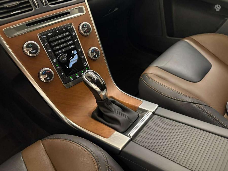 Brūns Volvo XC60 2016 Marijampole, ar dzinēja tilpumu 2.40 L un nobraukumu 193 tūkst. km par 17500 €, foto 23 vietnē AUTOMOTO.COM.LV