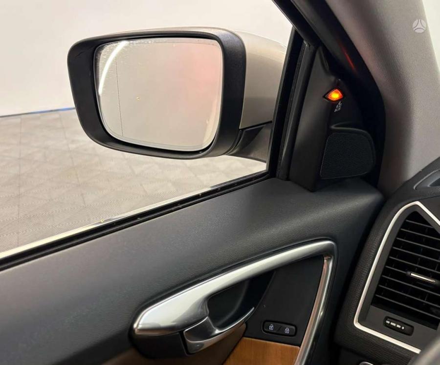 Brūns Volvo XC60 2016 Marijampole, ar dzinēja tilpumu 2.40 L un nobraukumu 193 tūkst. km par 17500 €, foto 30 vietnē AUTOMOTO.COM.LV