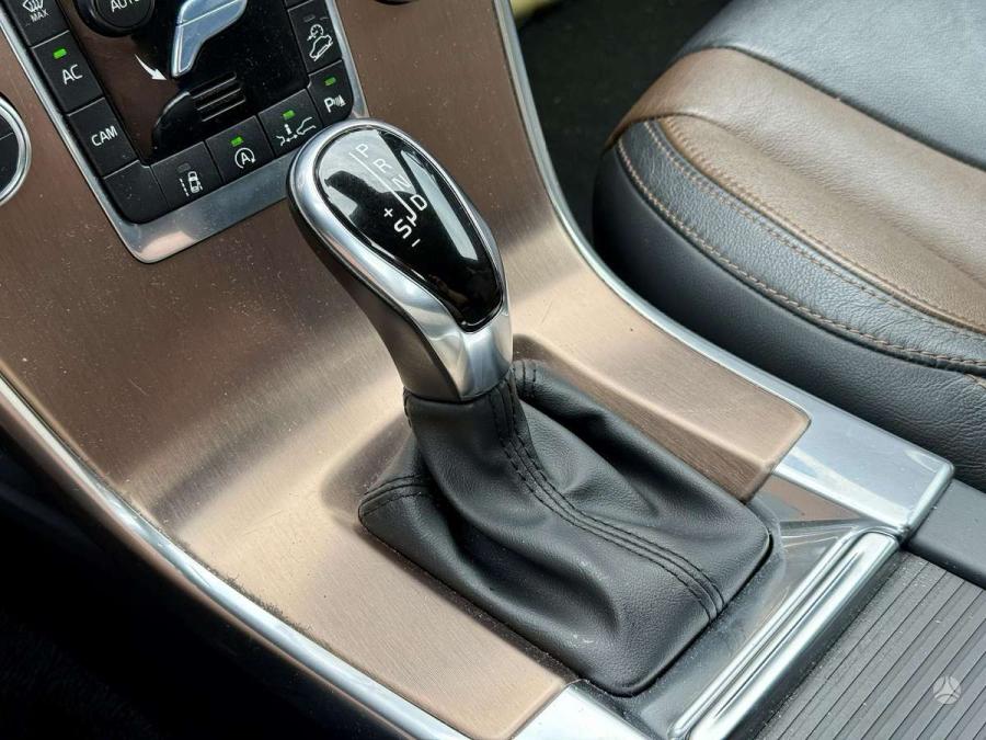 Brūns Volvo XC60 2016 Marijampole, ar dzinēja tilpumu 2.40 L un nobraukumu 243 tūkst. km par 15500 €, foto 17 vietnē AUTOMOTO.COM.LV
