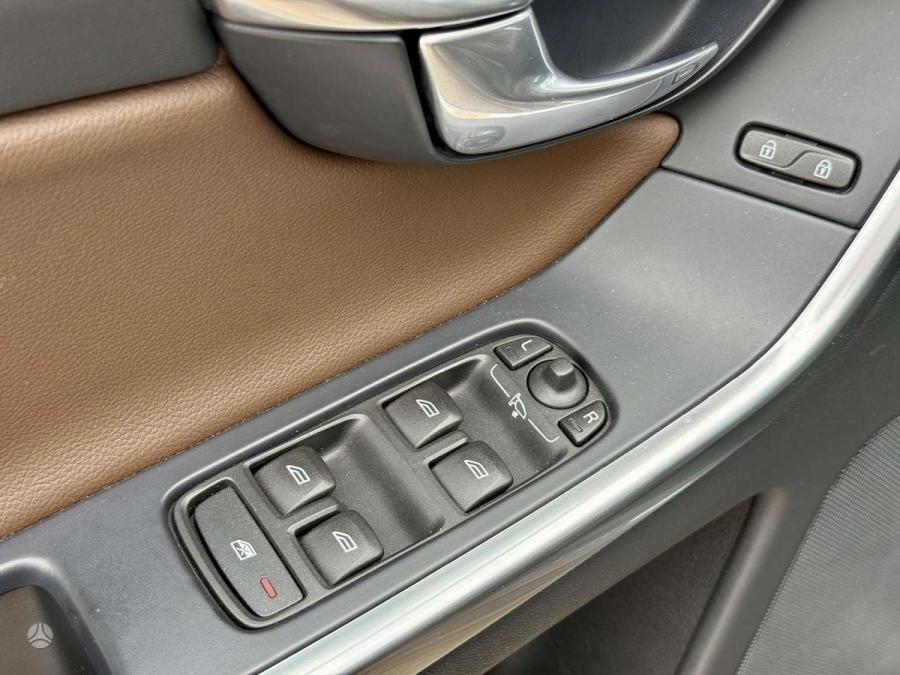 Brūns Volvo XC60 2016 Marijampole, ar dzinēja tilpumu 2.40 L un nobraukumu 243 tūkst. km par 15500 €, foto 20 vietnē AUTOMOTO.COM.LV