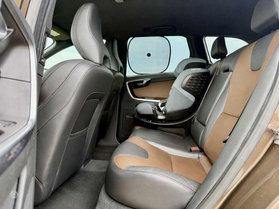 Brūns Volvo XC60 2016 Marijampole, ar dzinēja tilpumu 2.40 L un nobraukumu 243 tūkst. km par 15500 €, foto 24 vietnē AUTOMOTO.COM.LV