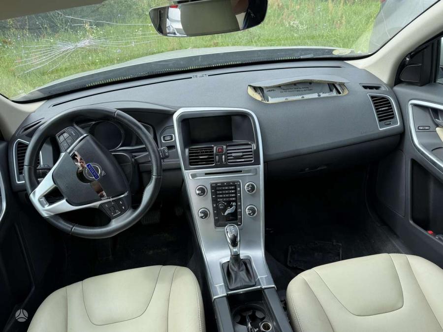 Brown Volvo XC60 2016 in Utena, with an engine capacity of 1.97 L and mileage of 130 thousand km for 6990 €, photo 9 on AUTOMOTO.COM.LV