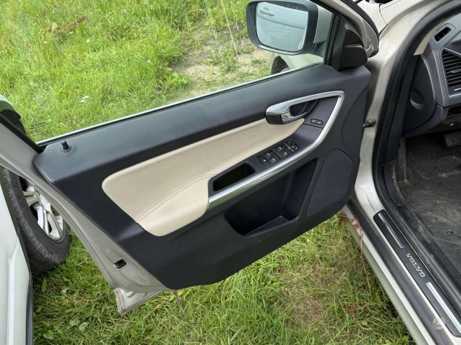 Brown Volvo XC60 2016 in Utena, with an engine capacity of 1.97 L and mileage of 130 thousand km for 6990 €, photo 12 on AUTOMOTO.COM.LV