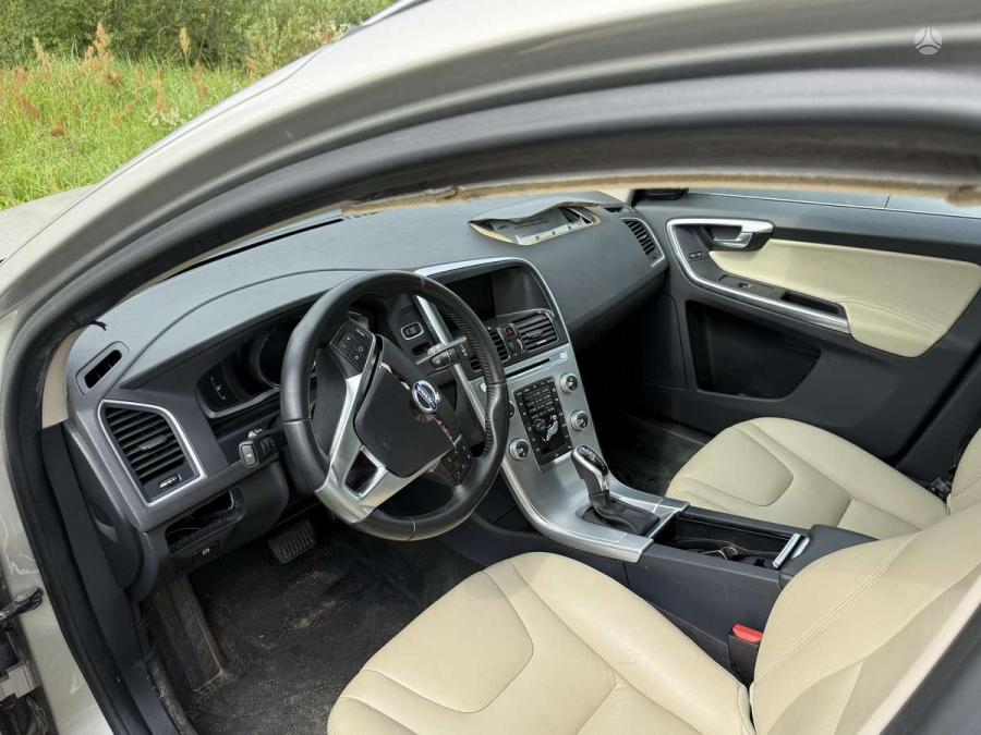 Brown Volvo XC60 2016 in Utena, with an engine capacity of 1.97 L and mileage of 130 thousand km for 6990 €, photo 13 on AUTOMOTO.COM.LV