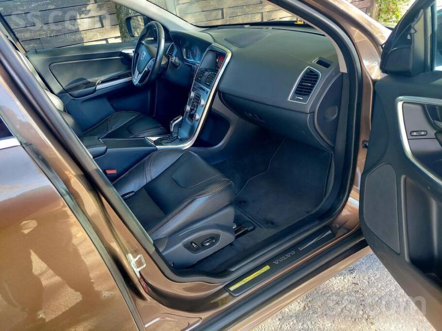 Brown Volvo XC60 2016 in Riga, with an engine capacity of 2.40 L and mileage of 193 thousand km for 15990 €, photo 16 on AUTOMOTO.COM.LV