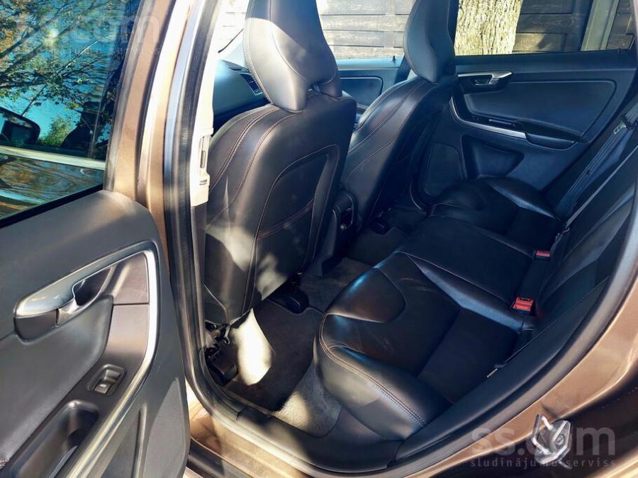 Brown Volvo XC60 2016 in Riga, with an engine capacity of 2.40 L and mileage of 193 thousand km for 15990 €, photo 17 on AUTOMOTO.COM.LV