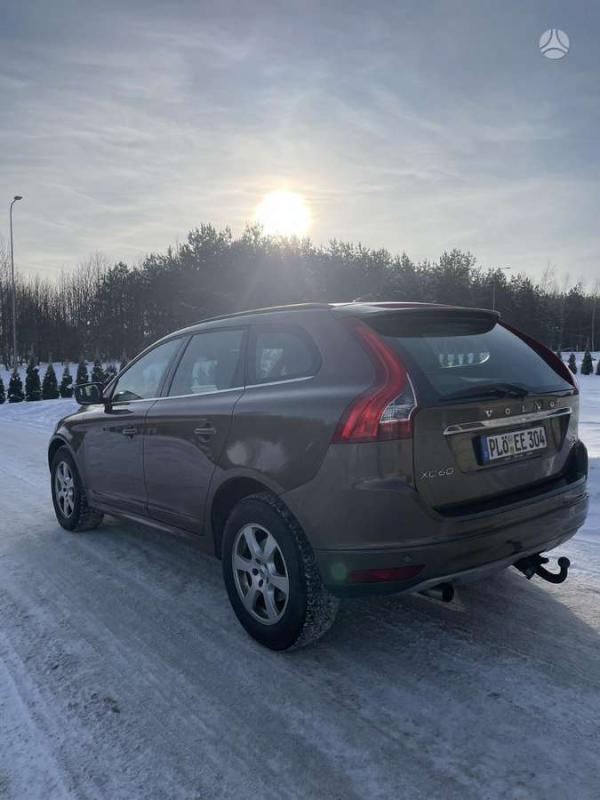 Brown Volvo XC60 2017 in Raseiniai, with an engine capacity of 1.97 L and mileage of 279 thousand km for 8800 €, photo 4 on AUTOMOTO.COM.LV
